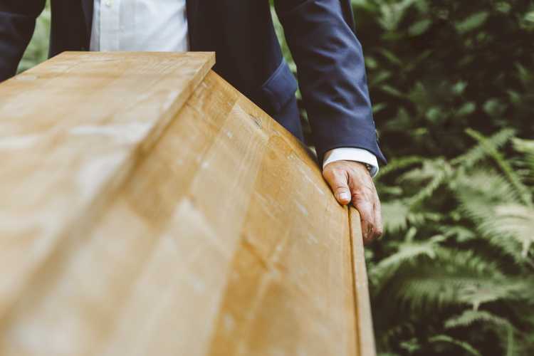 Verwesung: Was passiert im Sarg?